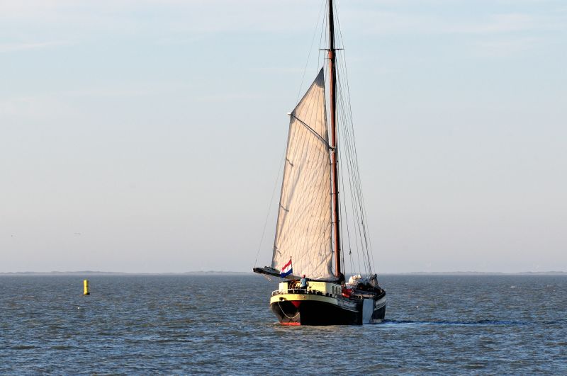 Klassiek zeilschip hijst de zeilen